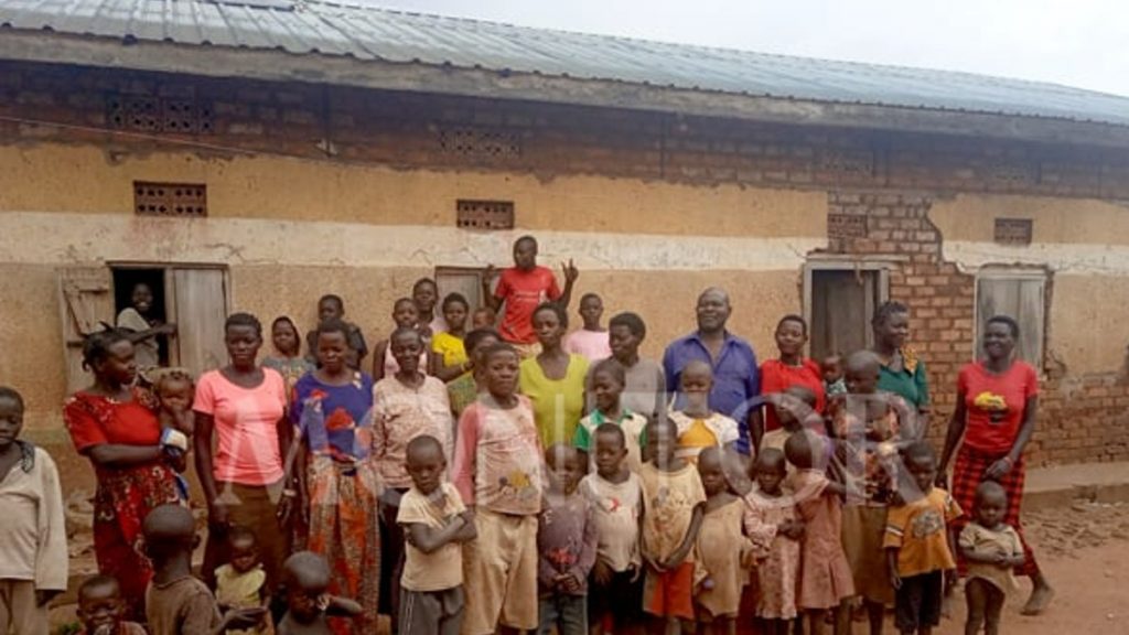 Uganda: ఆయనకు 12 మంది భార్యలు, 102 మంది సంతానం, నెలకోసారి భార్యలతో ...